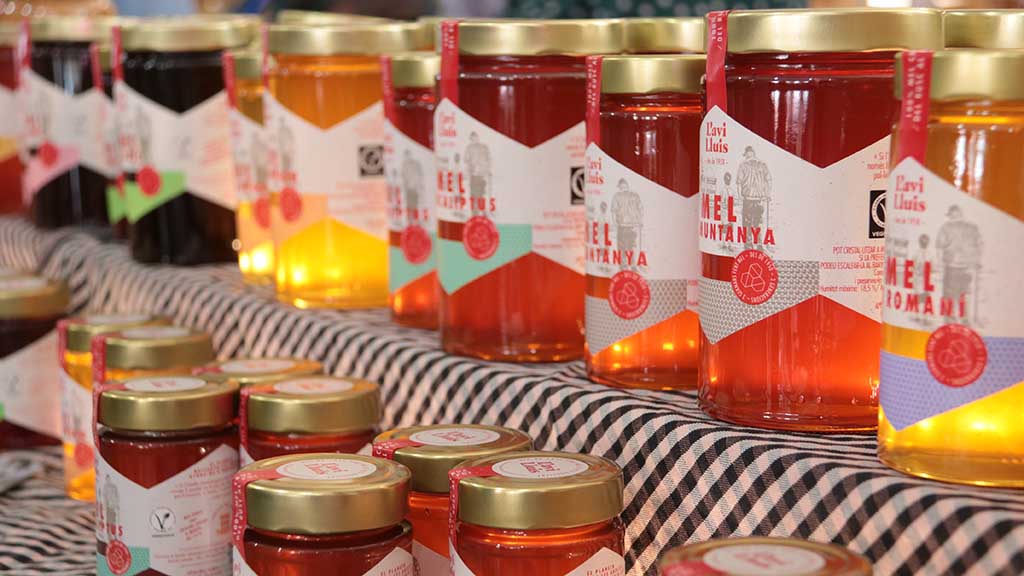 VÍDEO · La fira de la mel i l'oli del Perelló es reinventa per ...
