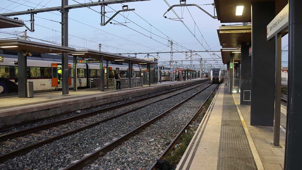 VÍDEO · Caos, manca d'informació i desesperació: els usuaris de Renfe ...